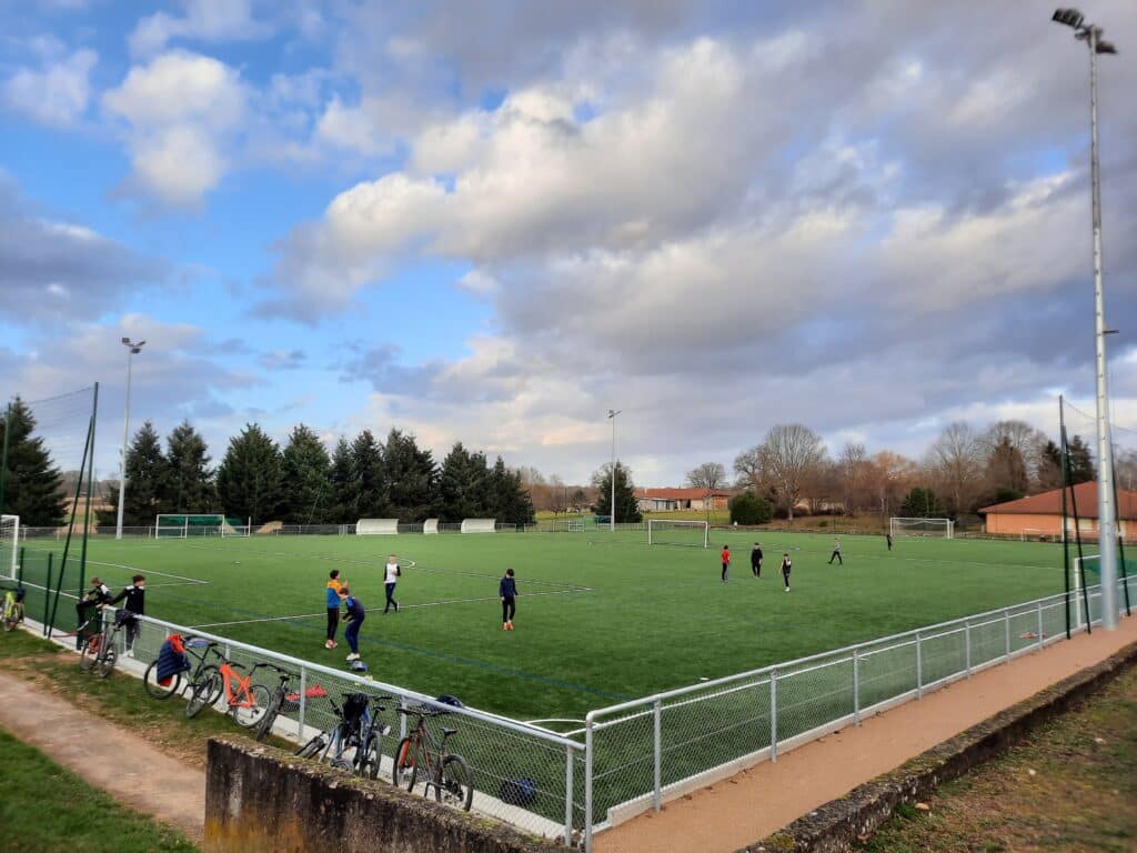Transformation de deux terrains naturels en gazon synthétique / Agglo ...